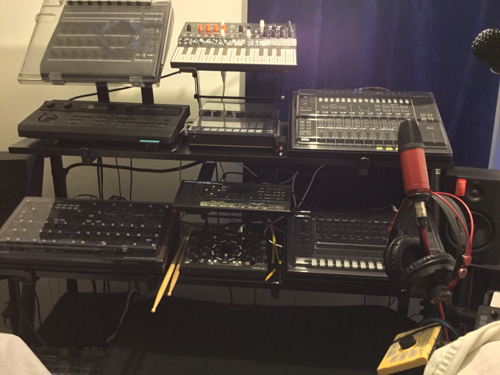 Finally got around to setting up my Jaspers stand. : r/synthesizers